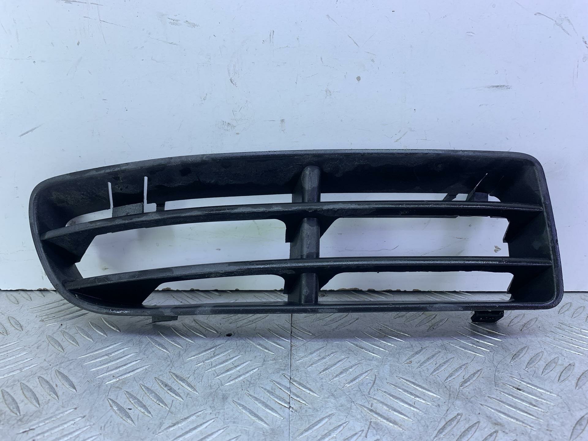 Решетка в бампер правая Volkswagen Bora (1998 - 2005) 1J5853666B