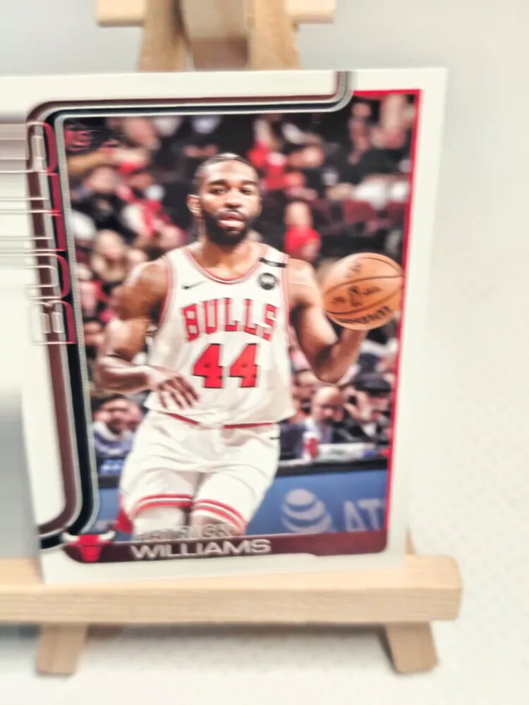Коллекционные стандартные баскетбольные карточки Topps NBA 2025 года