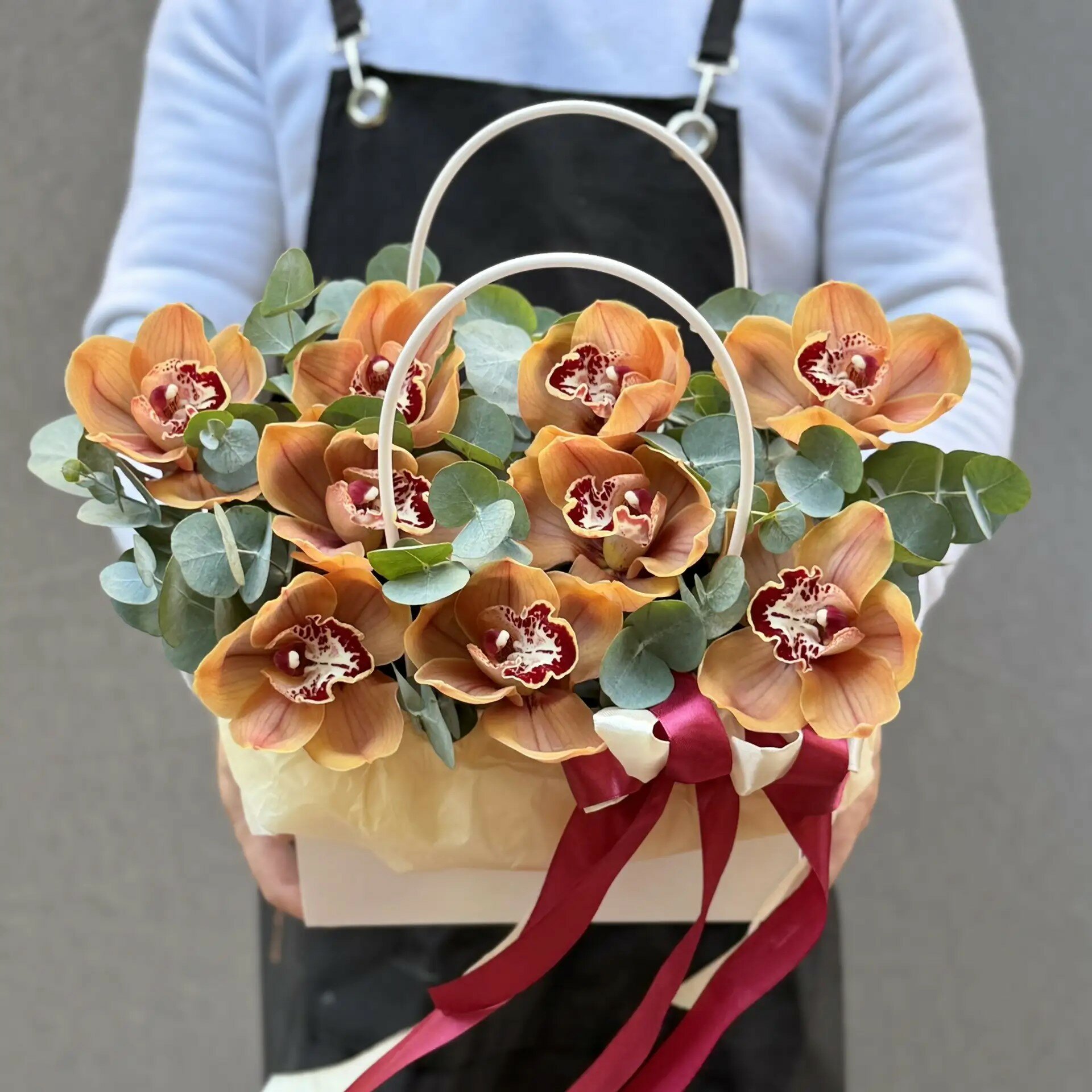 Букет Rybe flowers"Сумочка", орхидеи с эвкалиптом, цвет оранжевый