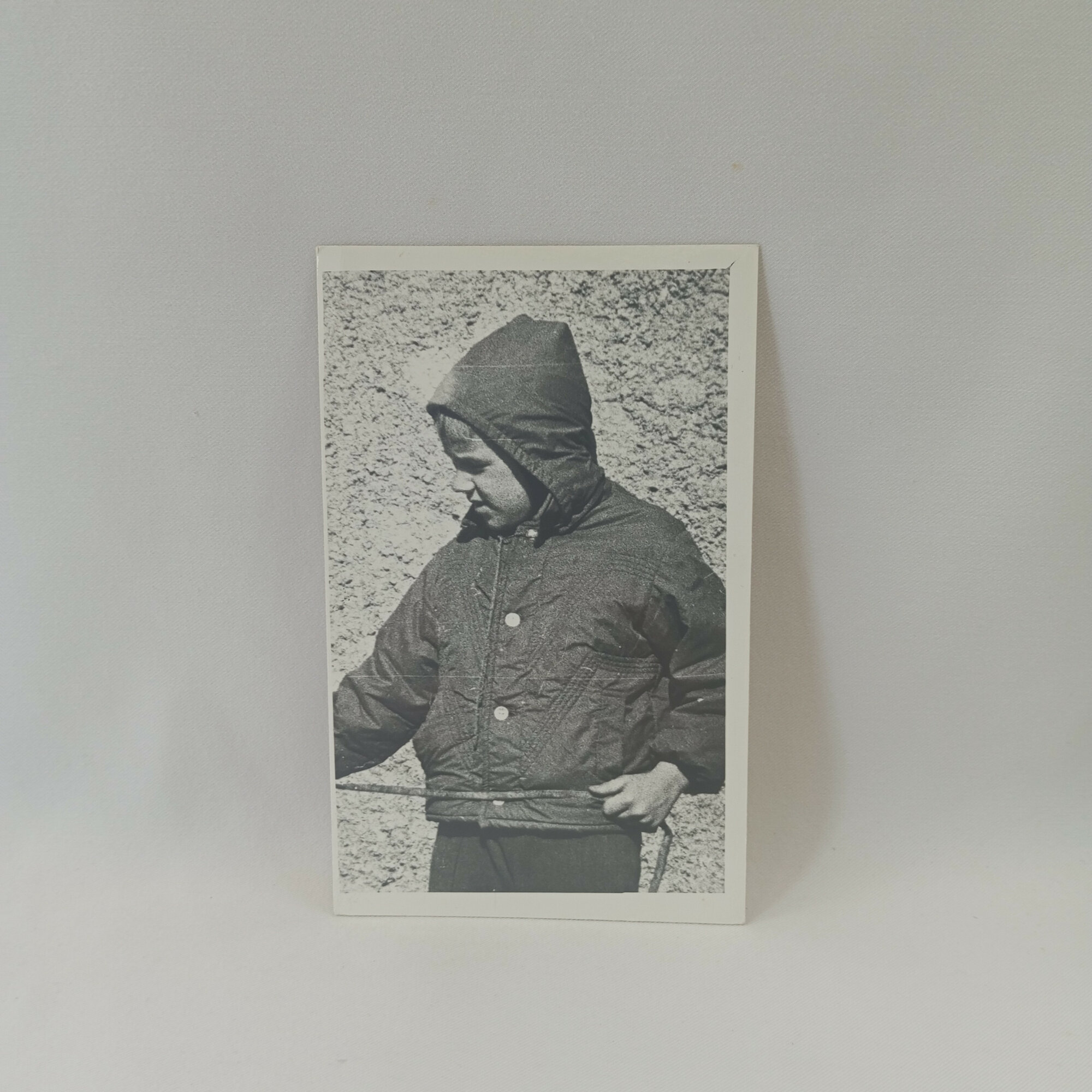Фотография винтажная, СССР. Черно белый снимок ребенка в куртке, бумажный фотоотпечаток