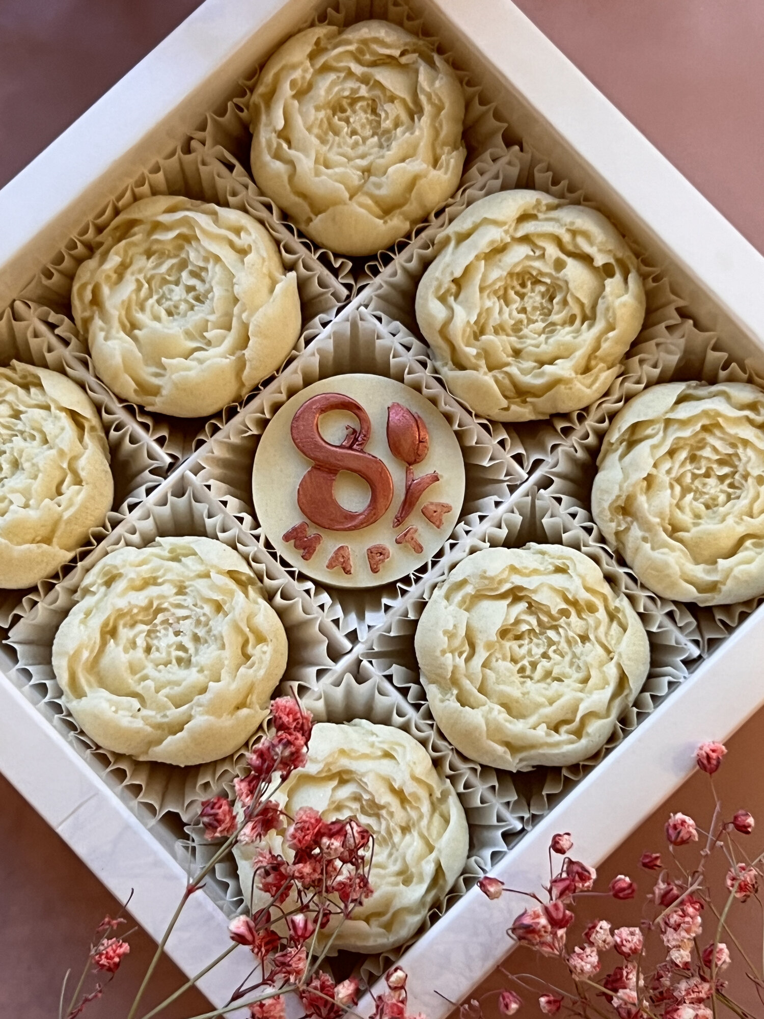 Шоколадный набор "Пионы №2 - на 8 марта", белый шоколад, ручная работа