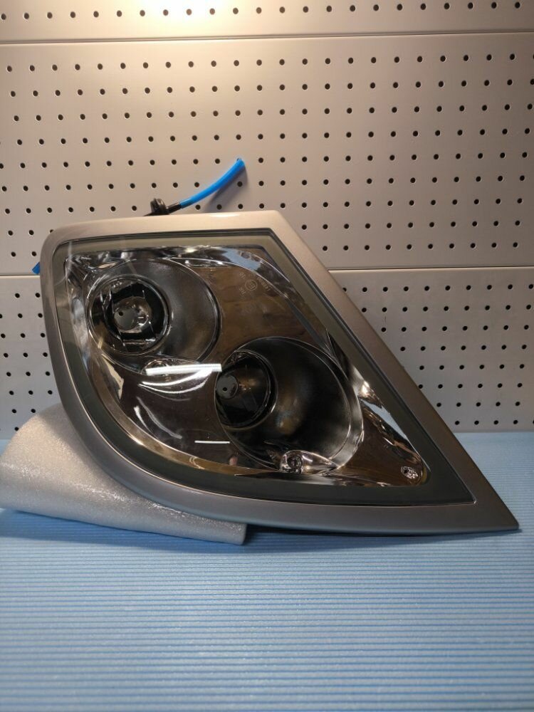 Фара противотуманная в крышу кабины верхняя правая ДАФ ХФ105 ХФ106 (DAF)