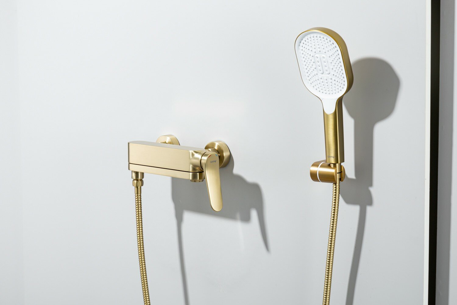 Смеситель для ванны с душевой лейкой GAPPO G3210-3 золотой сатин, латунь