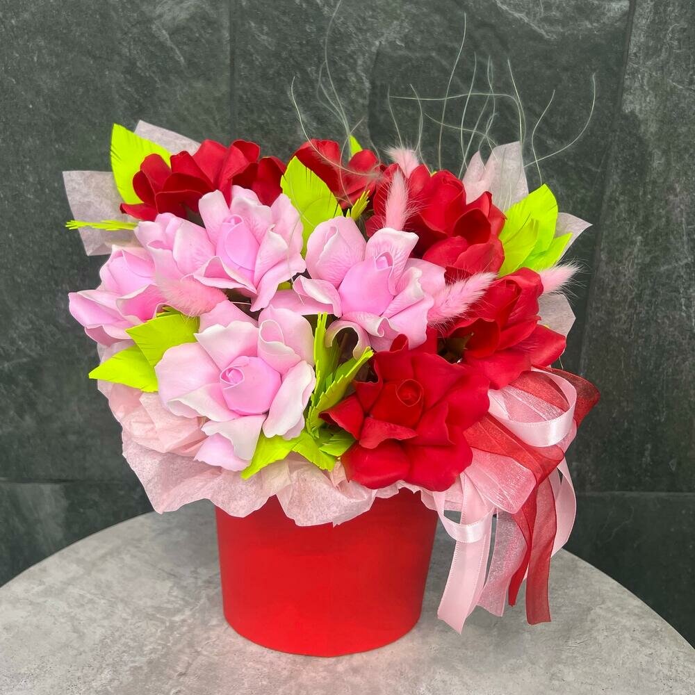 Букет из мыльных роз с лагурусом в коробке - Plaza Flowers