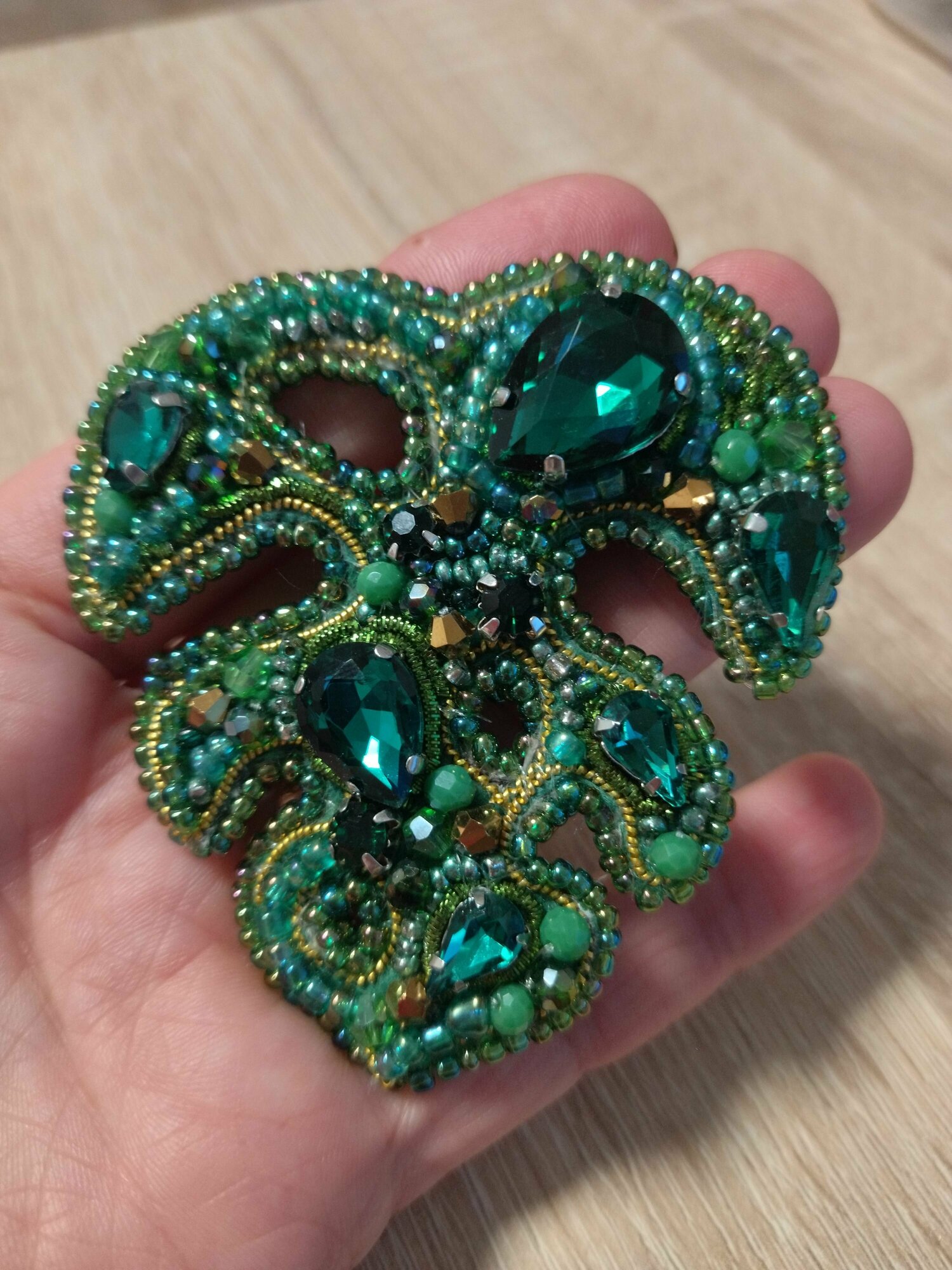 Брошь, стразы, бисер