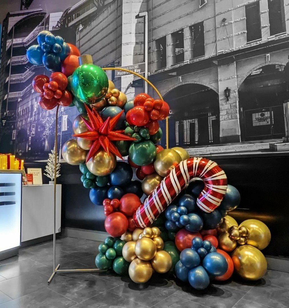 Разноцветная новогодняя фотозона с 3D-звездами