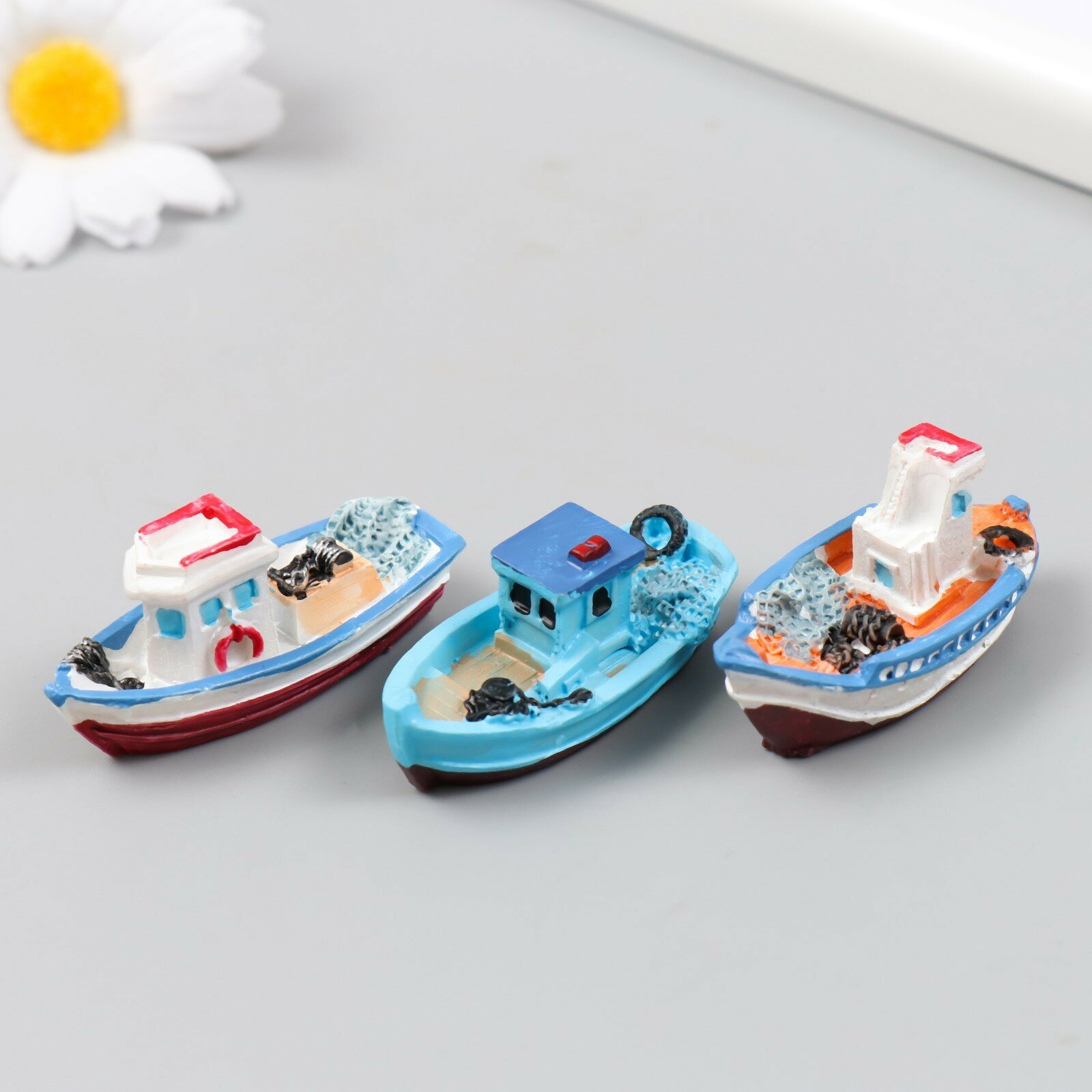 Фигурка для аквариума "Рыбацкий катер" 5х2х2 см, полистоун, микс цветов, 1 шт