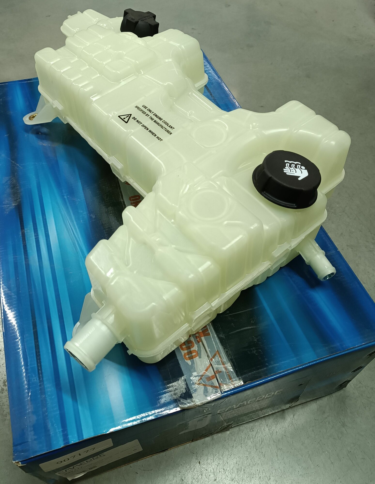 Бачок расширительный радиатора RVI Midlum DXi , арт. 907177 Emmerre