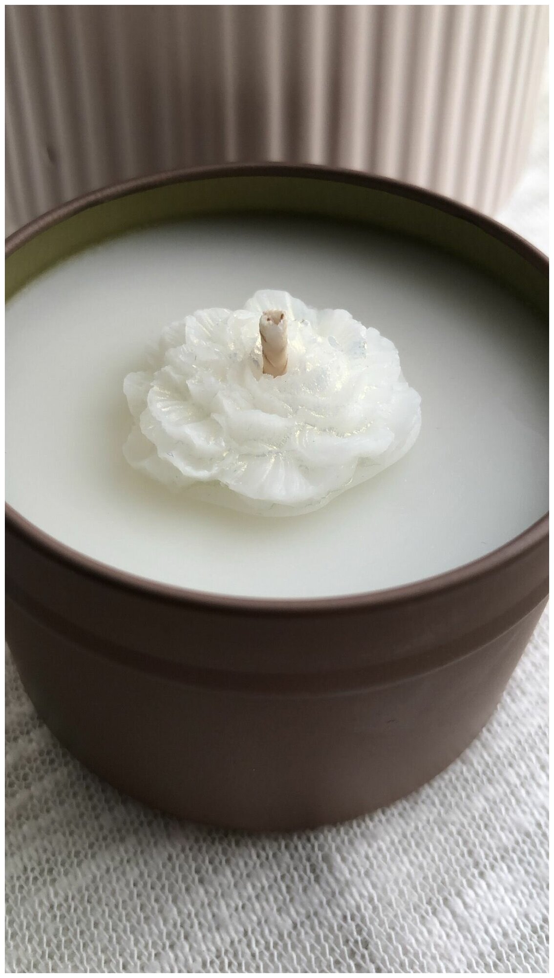 Свеча ароматическая из кокосового воска в алюминиевой баночке с ароматом "Египетский Янтарь"/Декор в виде цветка/Уют и тепло в Вашем доме