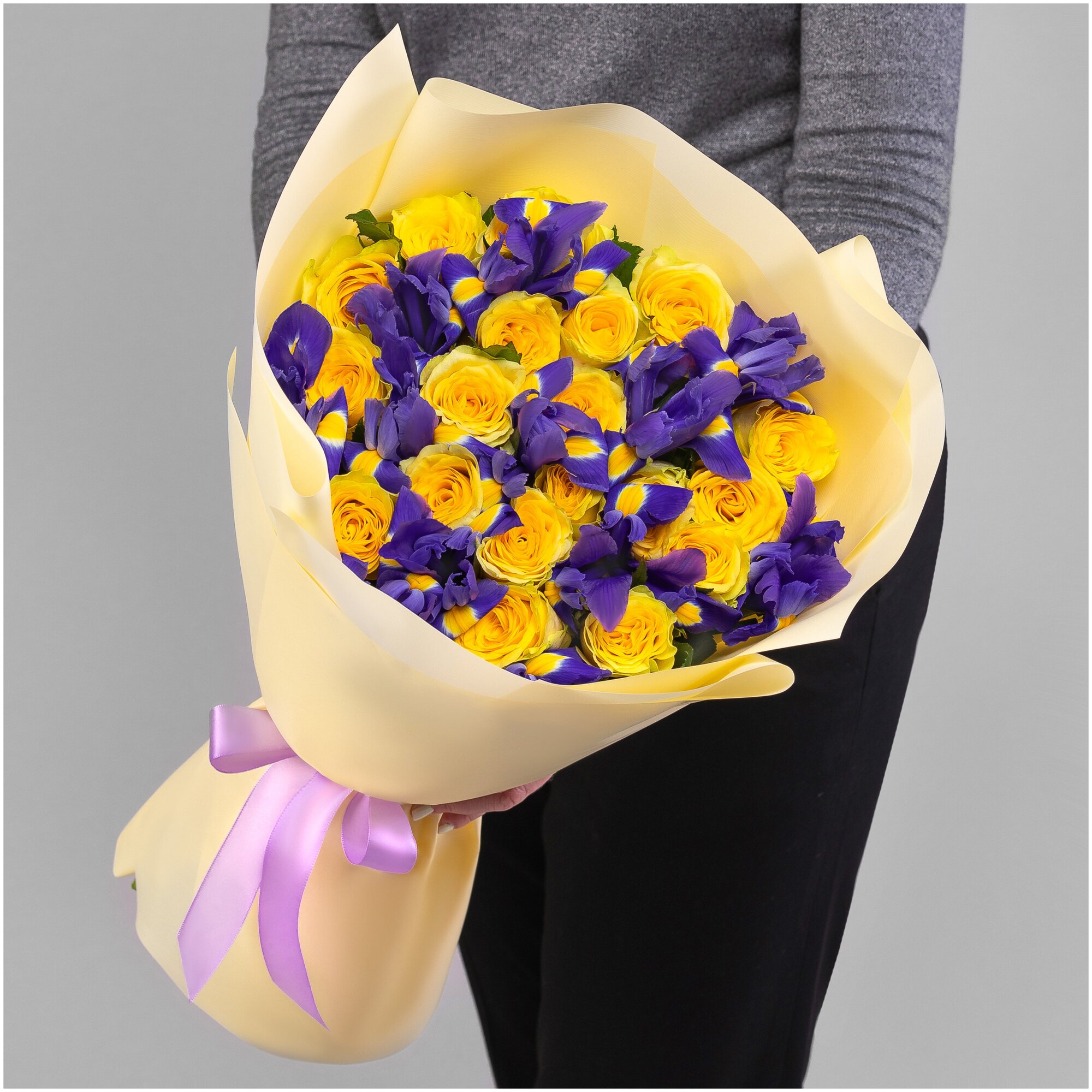 Дуо-букет Мегацвет24 "Желтые розы и ирисы", на стеблях, сборка в дизайнерскую упаковку
