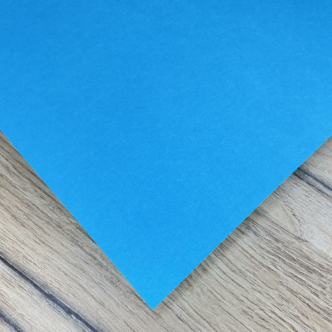 Дизайнерская бумага цвет голубой, плотность 260 гр, размер 35*50 см