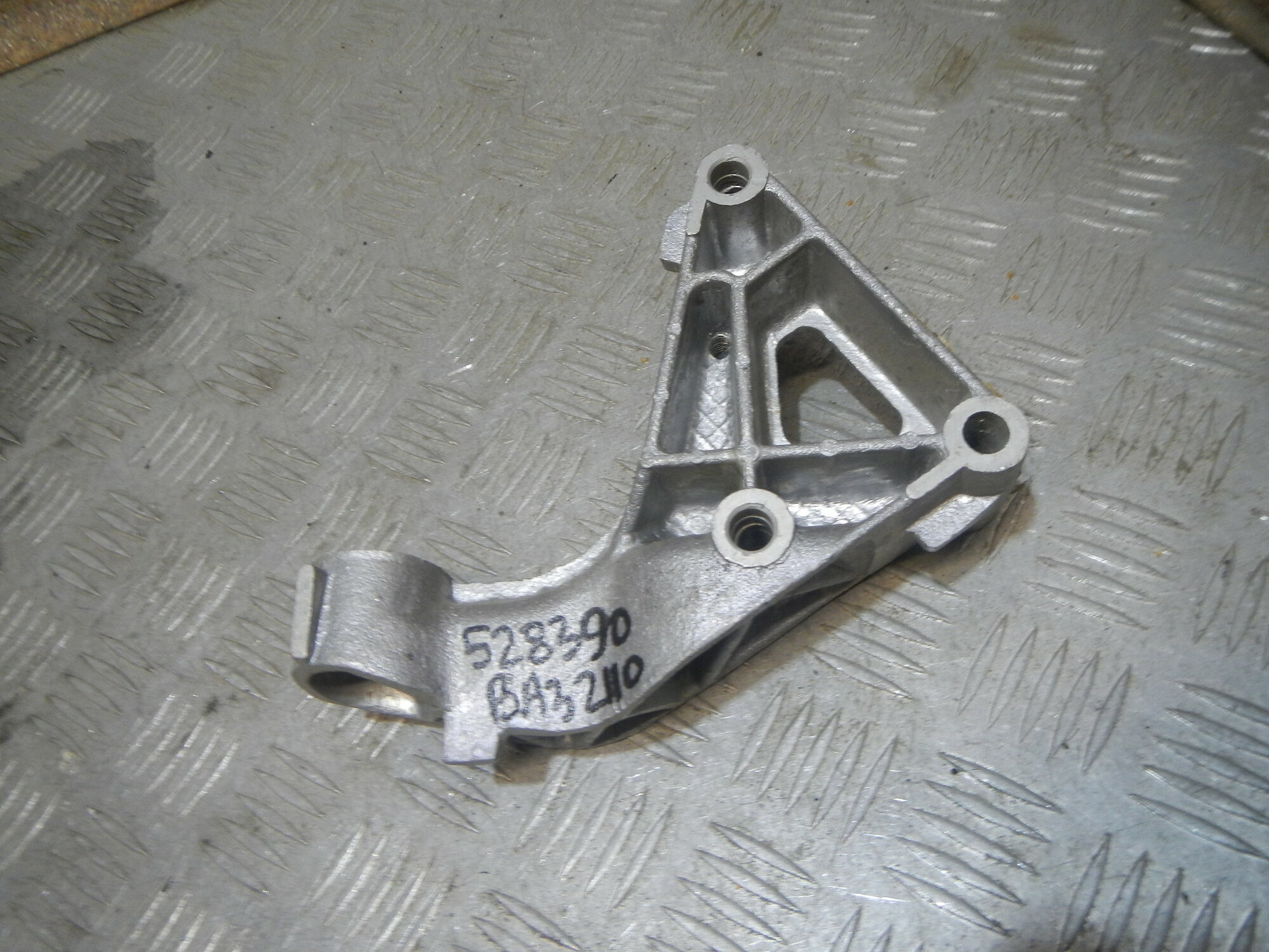 Б/У Кронштейн опоры двигателя, ВАЗ-2110 ВАЗ 2110 Новый. 528390 LADA арт. 2110100115710