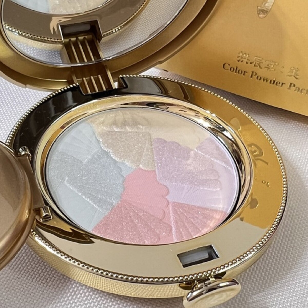 The History Мерцающая пудра COLOR POWDER PACT для всех типов кожи