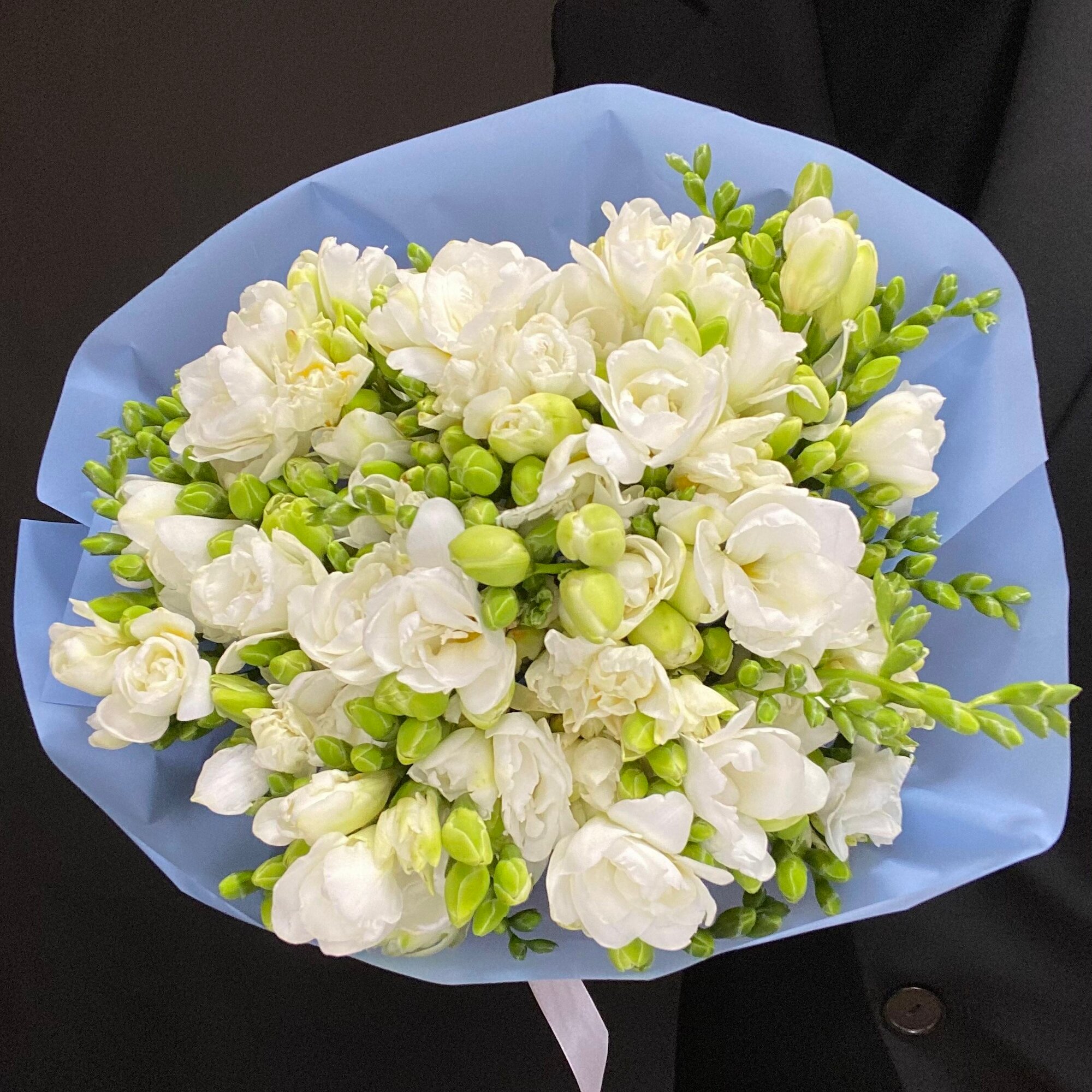 Фрезии (51 фрезия), высота букета 40 см, ширина букета 20 см