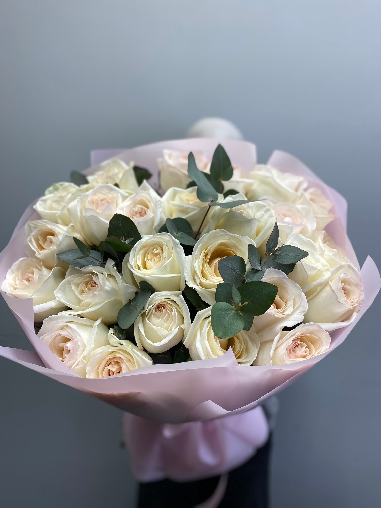 Букет живых цветов NURA FLOWERS " Белые эквадорские розы " с эвкалиптом, 25 цветков, высота 50 см