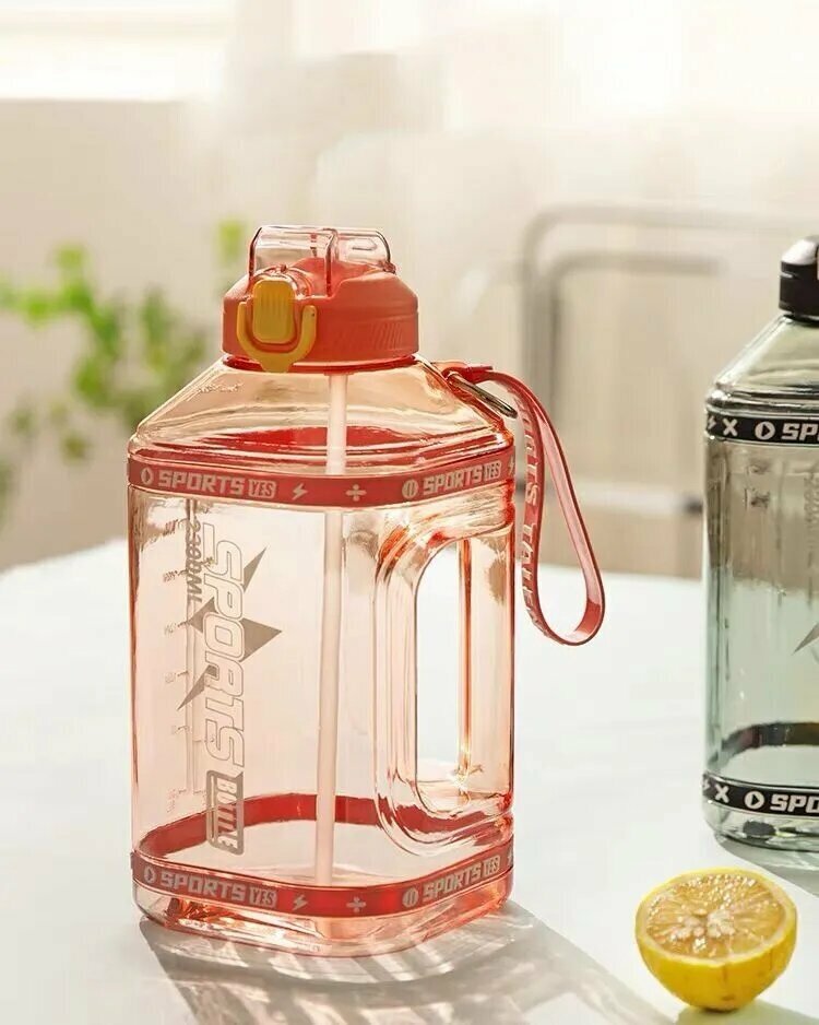 Спортивная бутылка объемом 1,5 литра с ручкой и ремнем оранжевая