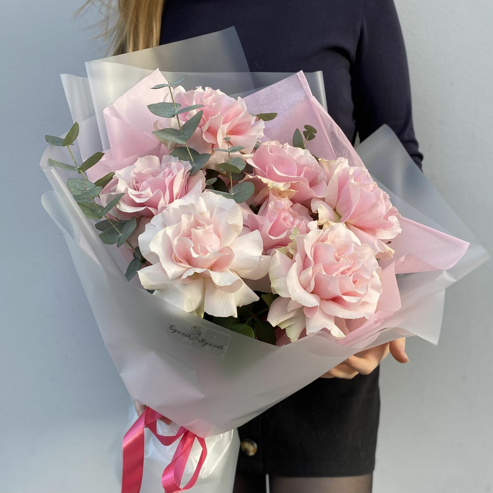 Букет роз «Безе» (7 французских роз с эвкалиптом) «Букет-Мукет»