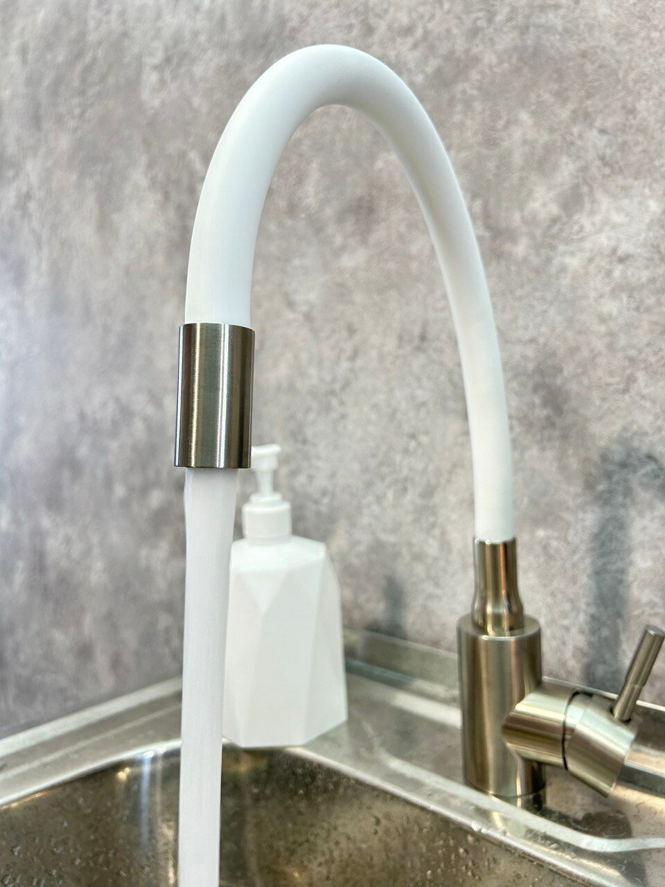 Смеситель для кухни с гибким изливом HN59304-GF сатин/белый