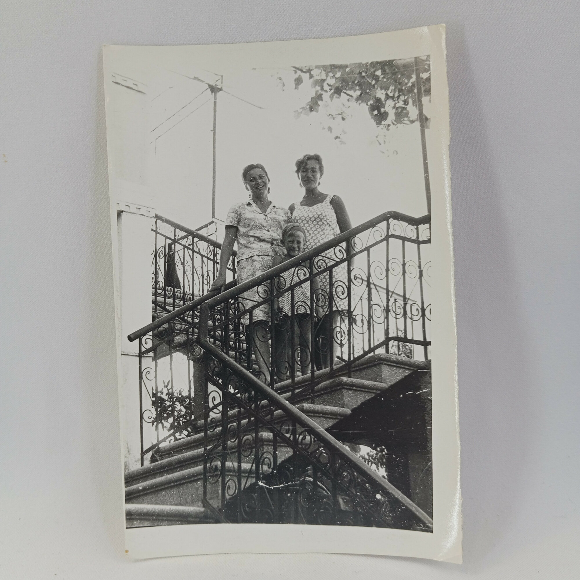 Фотография винтажная, СССР. Черно белый снимок на лестнице с людьми, 1960 е годы