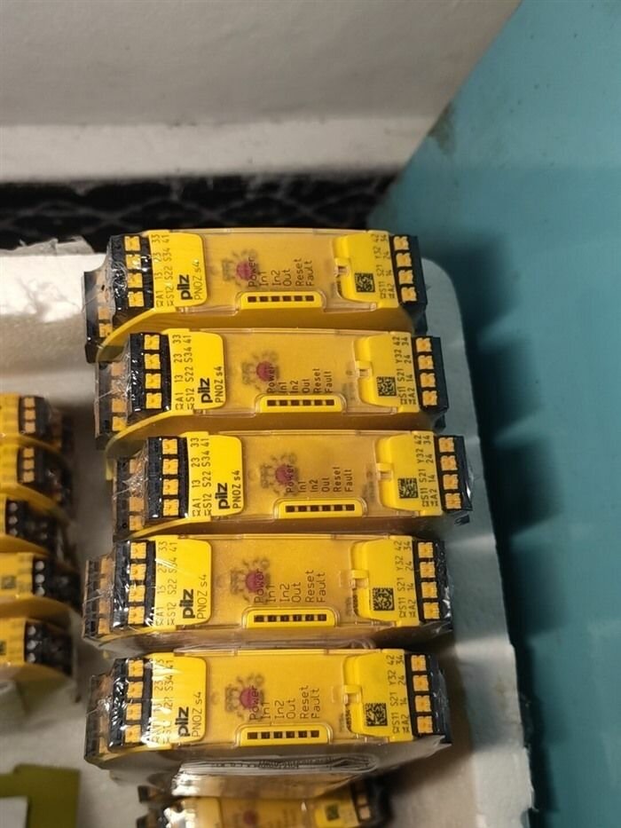 Модуль PILZ 751104 RELAY PNOZ s4 C 24VDC 3n/o 1n/c 751104