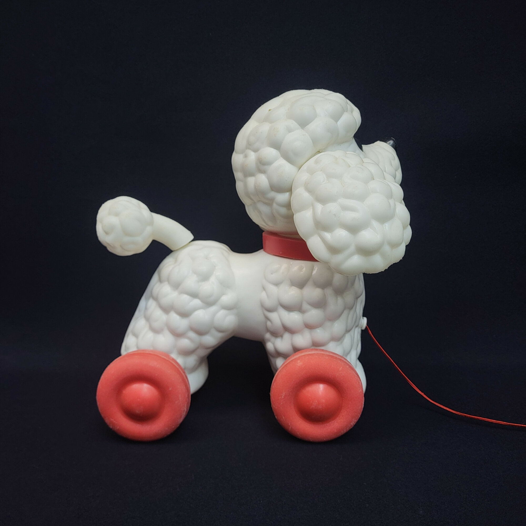 Винтажная игрушка СССР. Собака на колесах с веревочкой, каталка детская пластиковая винтаж СССР