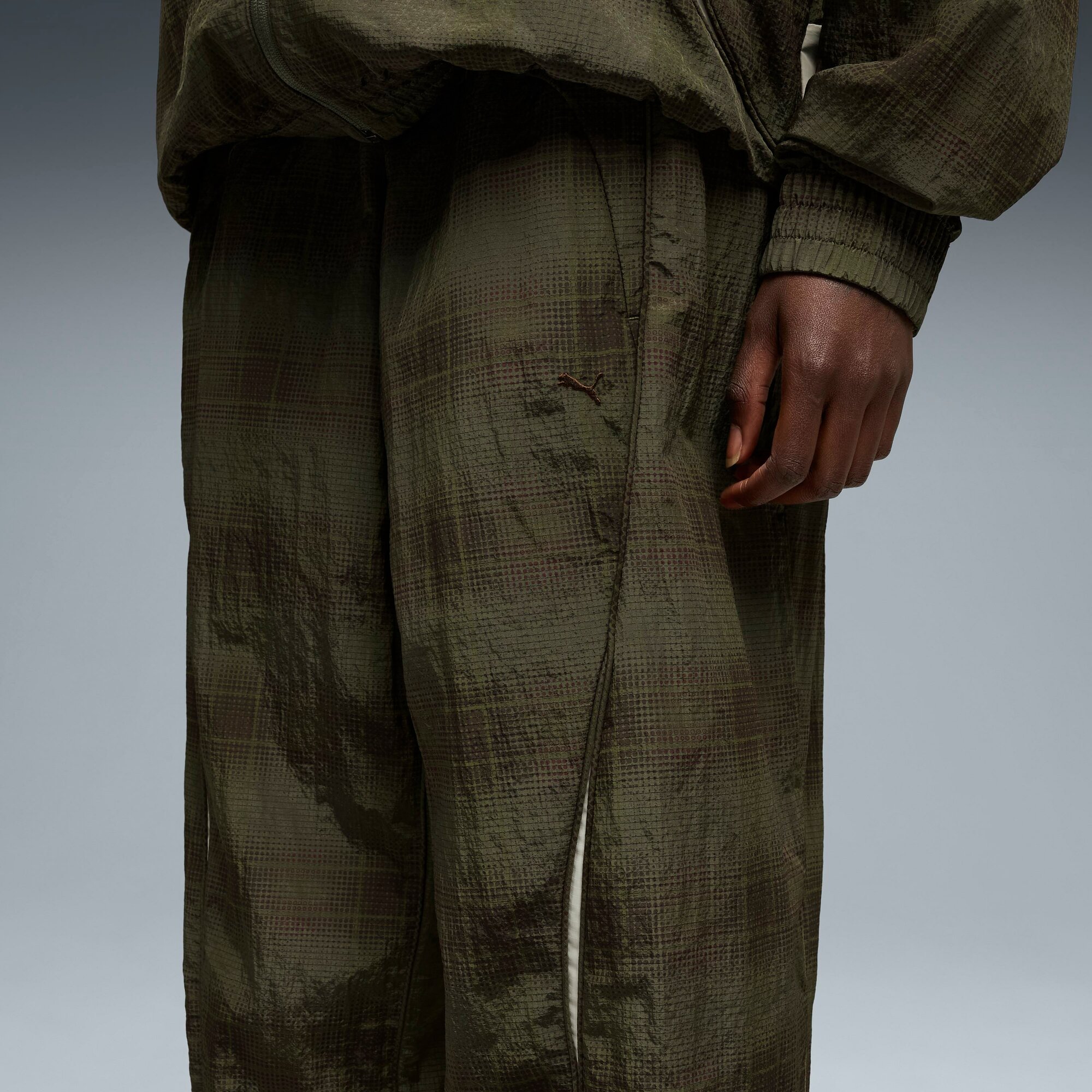 Брюки PUMA CLRT AOP Pants, размер XS, зеленый — фото 1