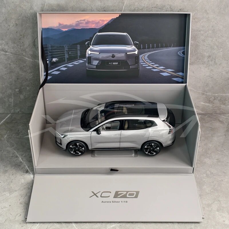 Модель Volvo XC70 1:18 Silver Grey