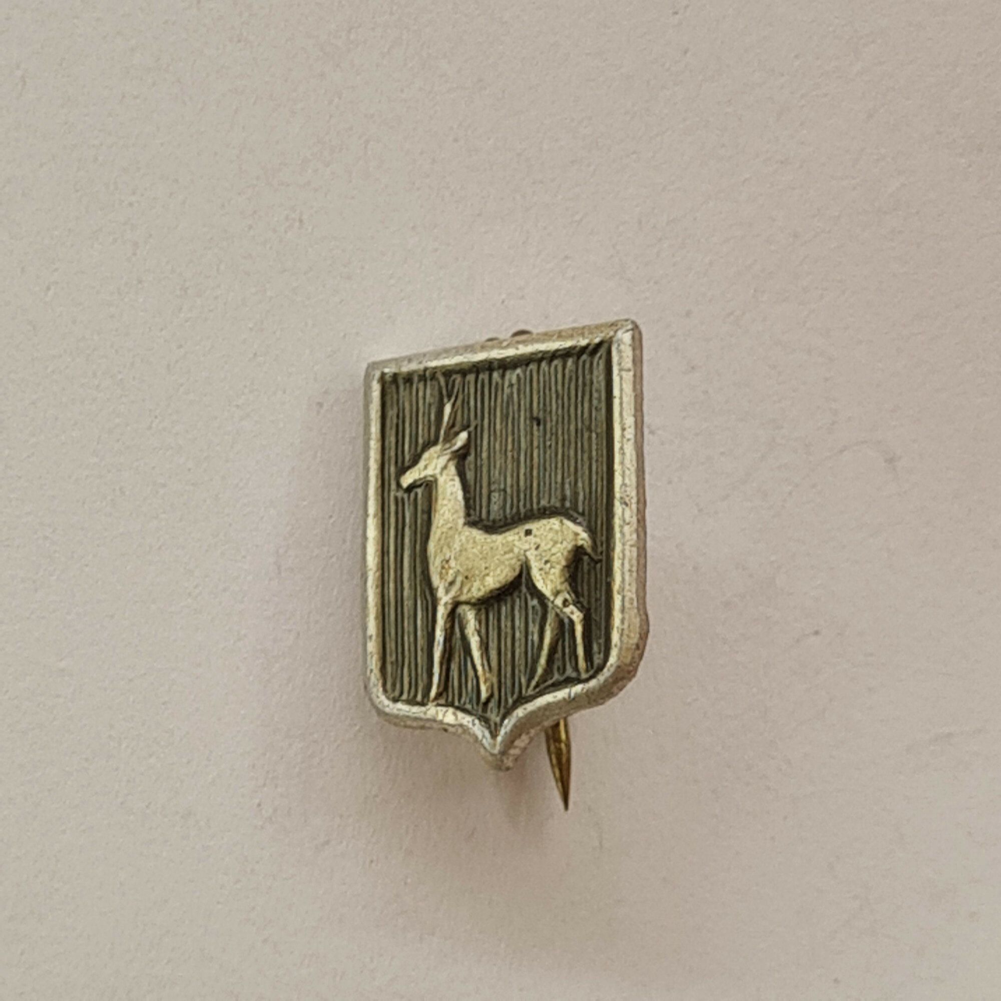 Значок СССР. Герб с оленем, городская тематика. Винтажный значек.