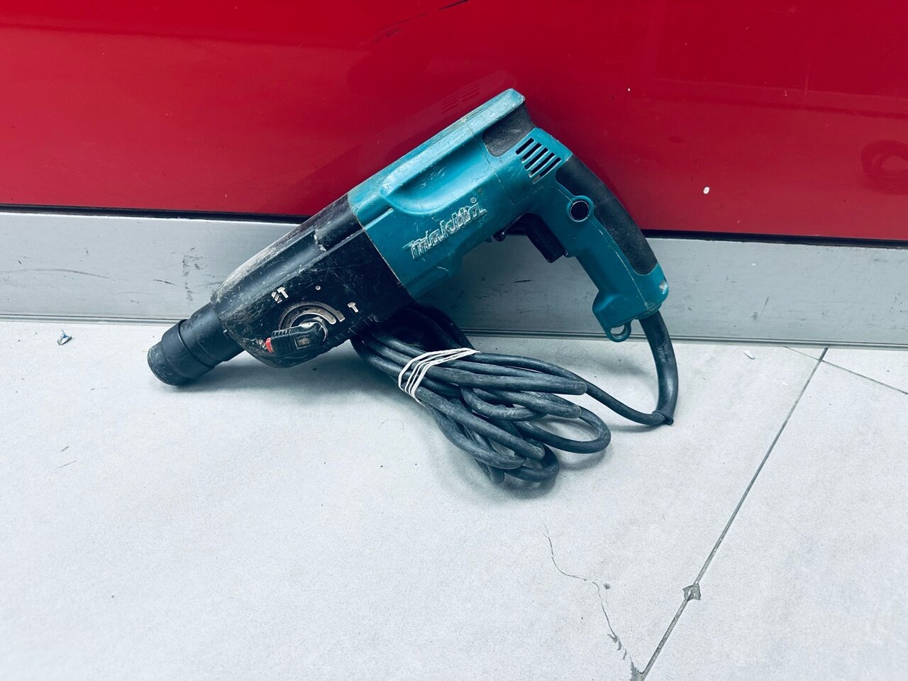 Перфоратор Makita HR2450, SDS-plus, энергия удара 2,7Дж, частота ударов 0-4500уд/мин