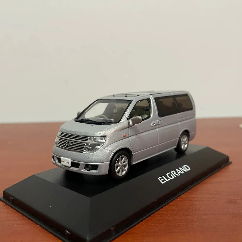 1:43 JCollection Nissan Elgrand MPV 2002 Silver Diecast Model Модель коллекционная-Покрытие краской имеет дефектов