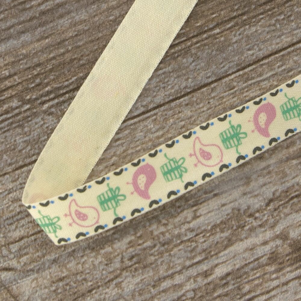 Лента хлопковая HEMLINE "Bowtique", Птички и подарки, розово-зеленая, 5 м, на картонной мини-катушке