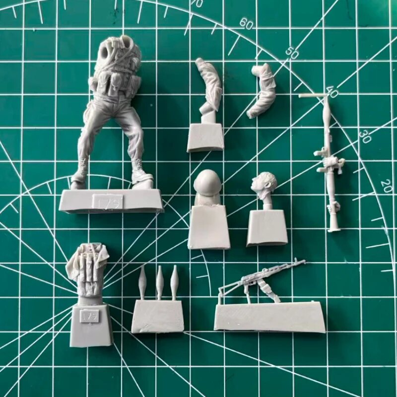 Масштабная модель 1/35 из литой смолы: Современный российский пехотинец (1 фигура), военная миниатюра для хобби, не собранная и неокрашенная.