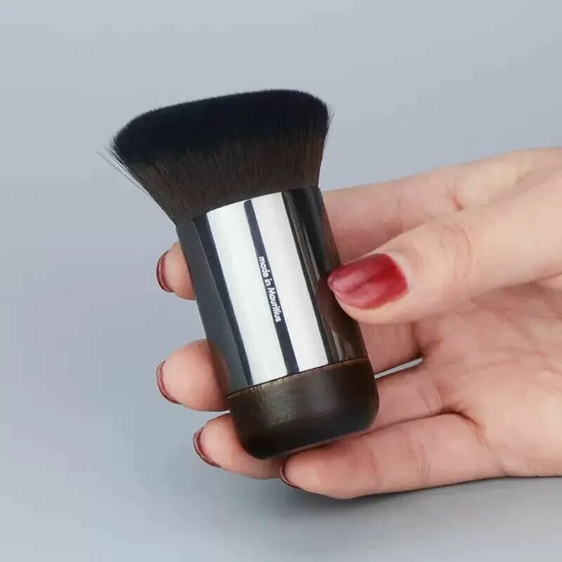 Make Up For Ever Кисть косметическая Для сухих текстур, натуральное волокно, серебристый