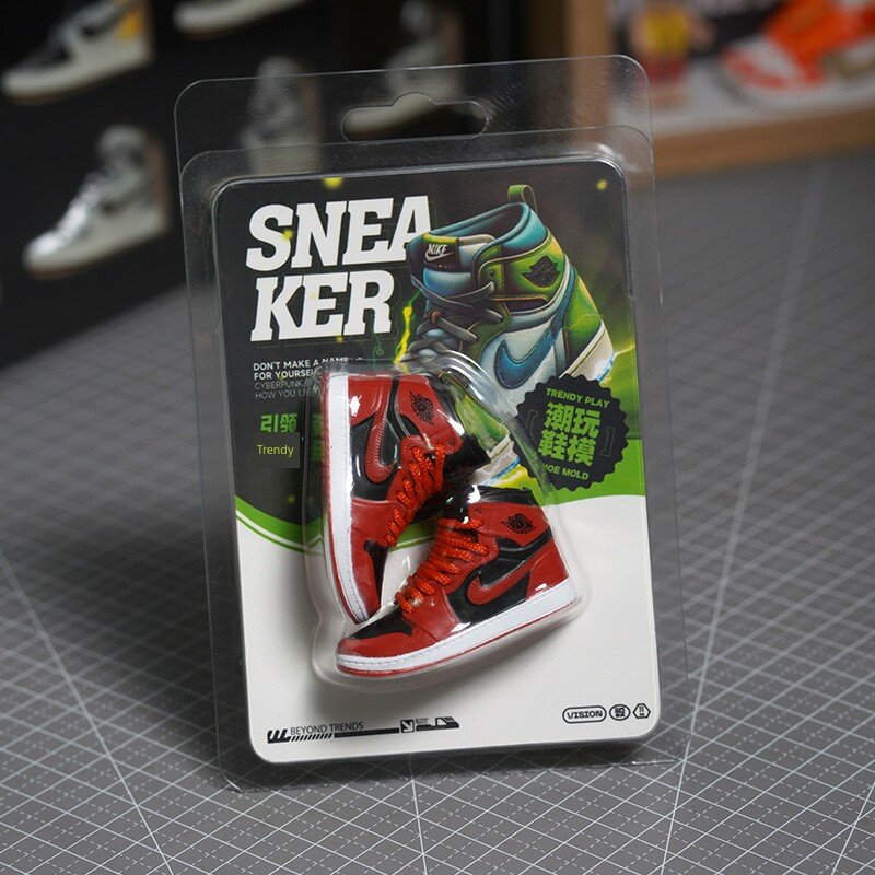 Ключен с обратным черно-красным дизайном - подарок с моделью Air Jordan