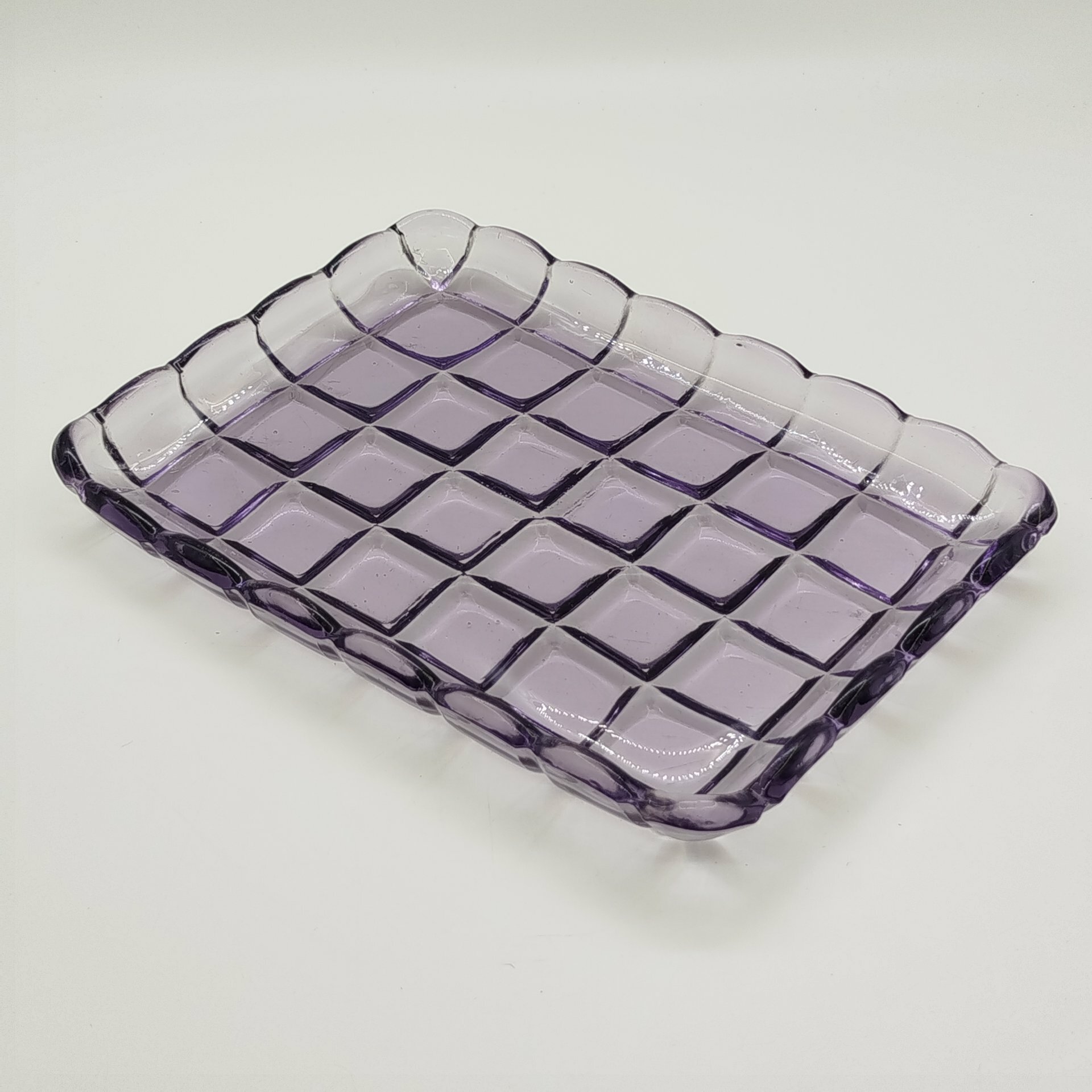 Поднос фиолетового оттенка с декором в виде квадратов, стекло, пресс