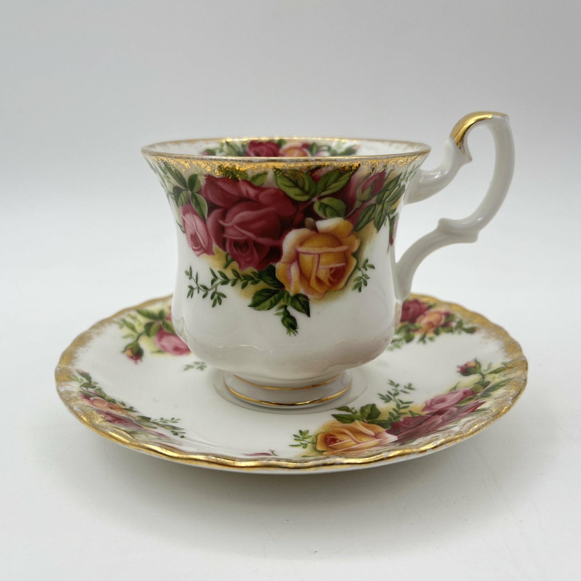 Чайная пара "Old Country Roses" ("Старые деревенские розы"), фарфор, деколь, золочение
