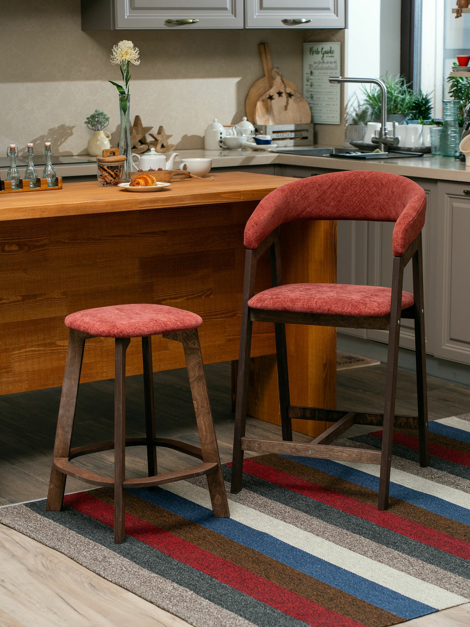 Мягкий полубарный стул + полубарный табурет для кухни