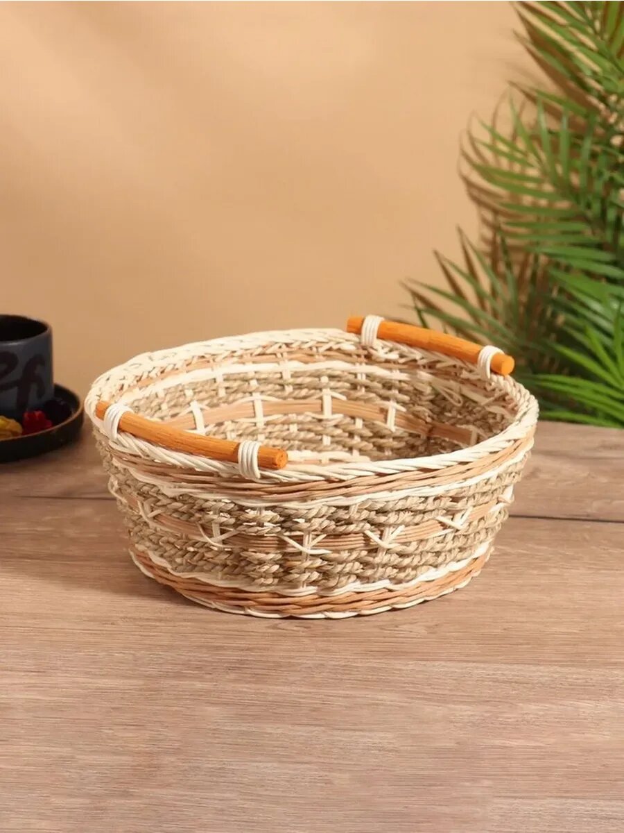 Стильная плетеная корзина из ротанга для дома