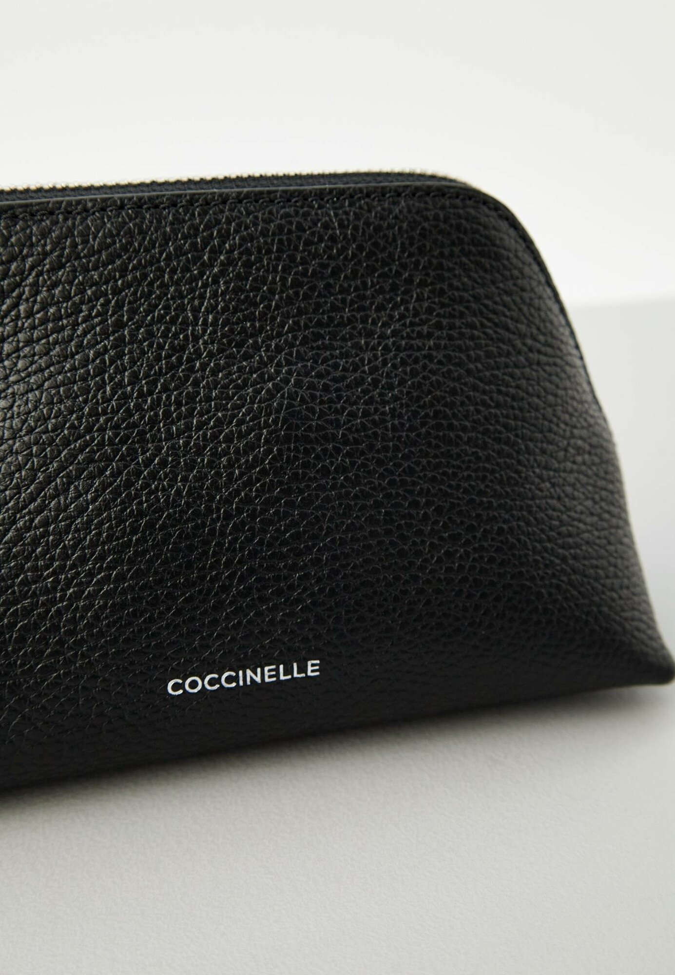 Косметичка COCCINELLE, ширина: 9 см., высота: 11 см., длина: 6 см., , черный — фото 1