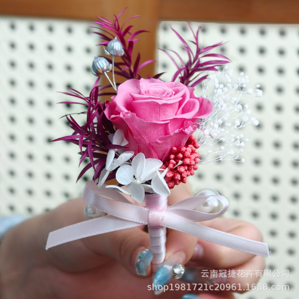 Букет из гортензий в винтажном стиле — изысканный и роскошный свадебный сувенир для жениха и невесты, дополненный брошами и бутоньерками из засушенных роз.