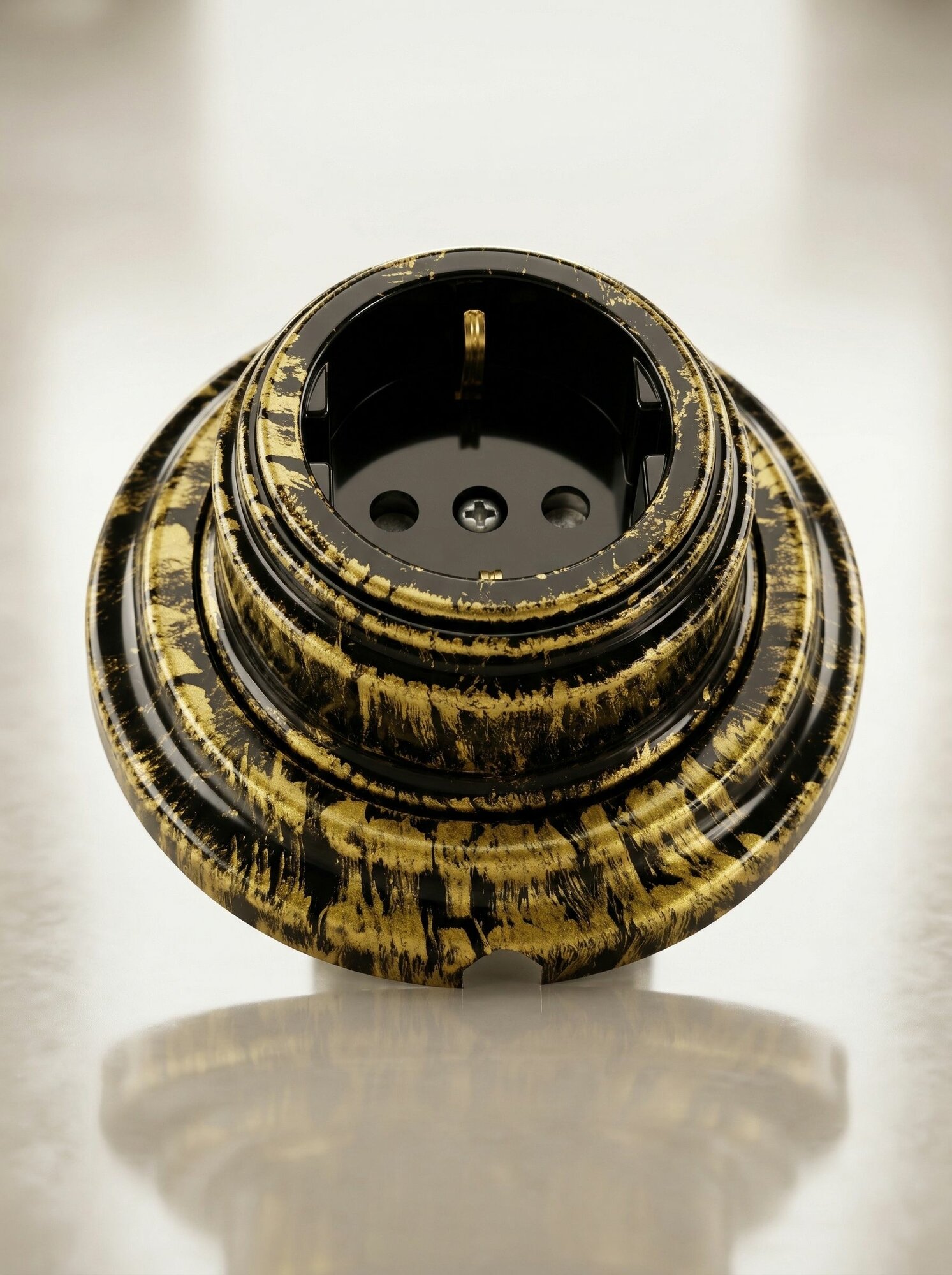 Розетка с заземляющим контактом с декоративной рамкой, цвет бронза