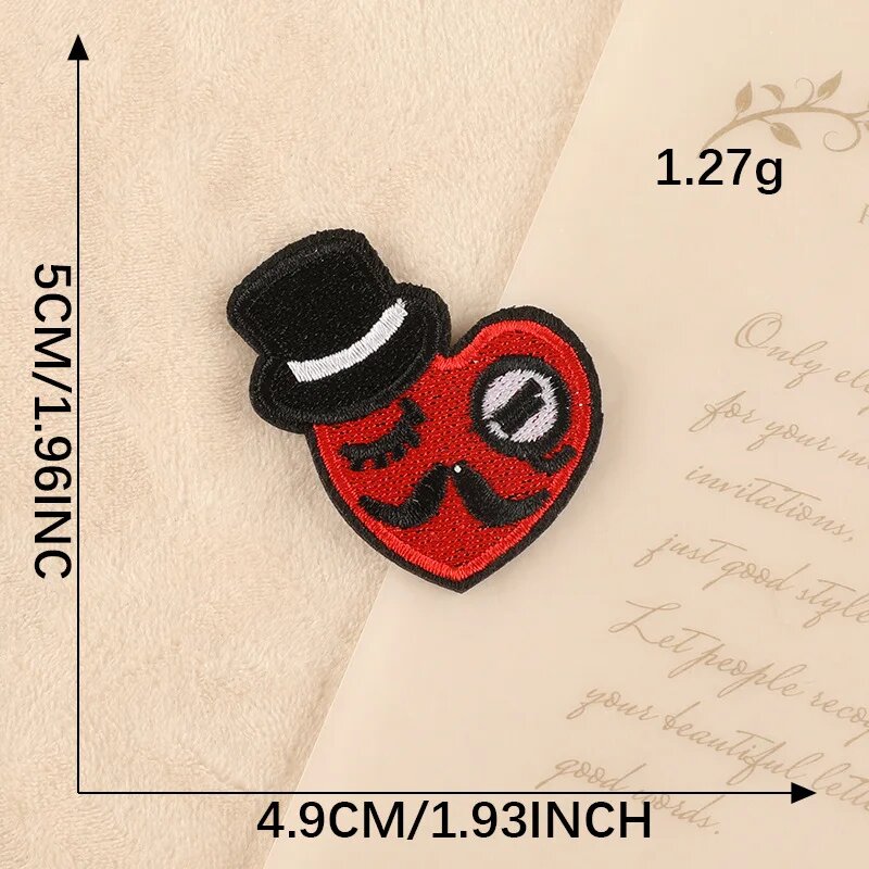Вышитая нашивка сердце в шляпе, 5x4.9 см, Черный, DK16