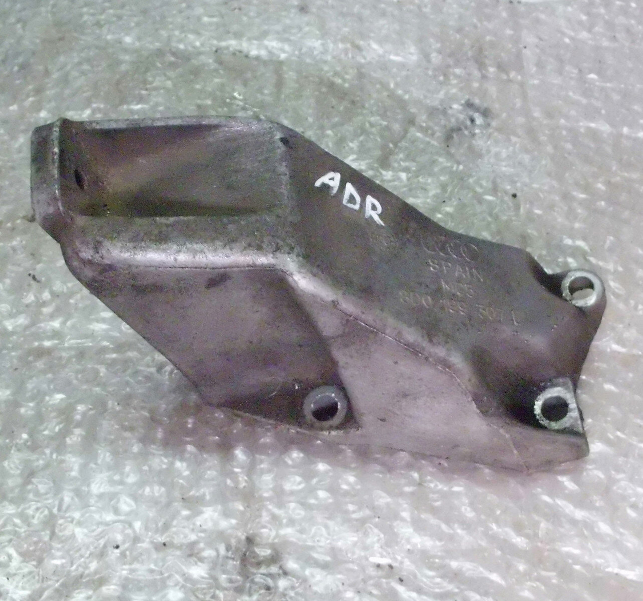 Кронштейн ДВС VW Passat B5 1.8 "ADR" 8D0199307L