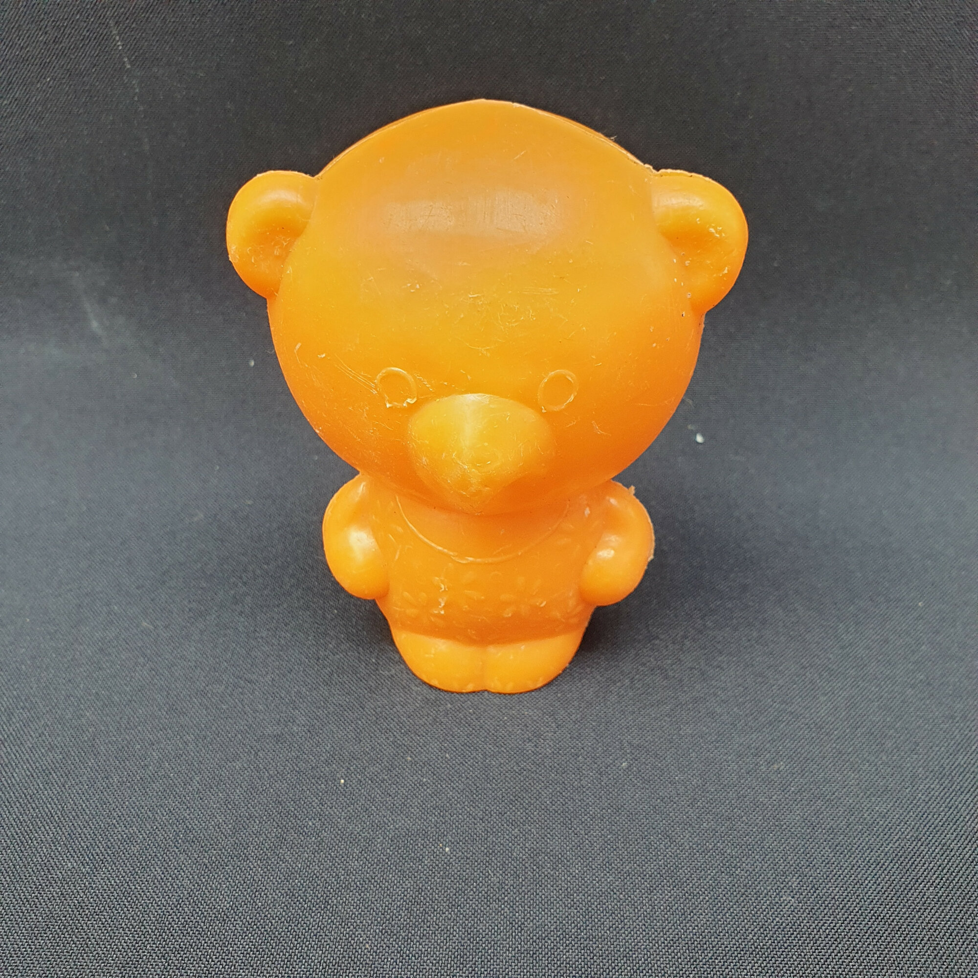 Игрушка пластмассовая винтажная, СССР. Фигурка медвежонка, оранжевая пластмасса