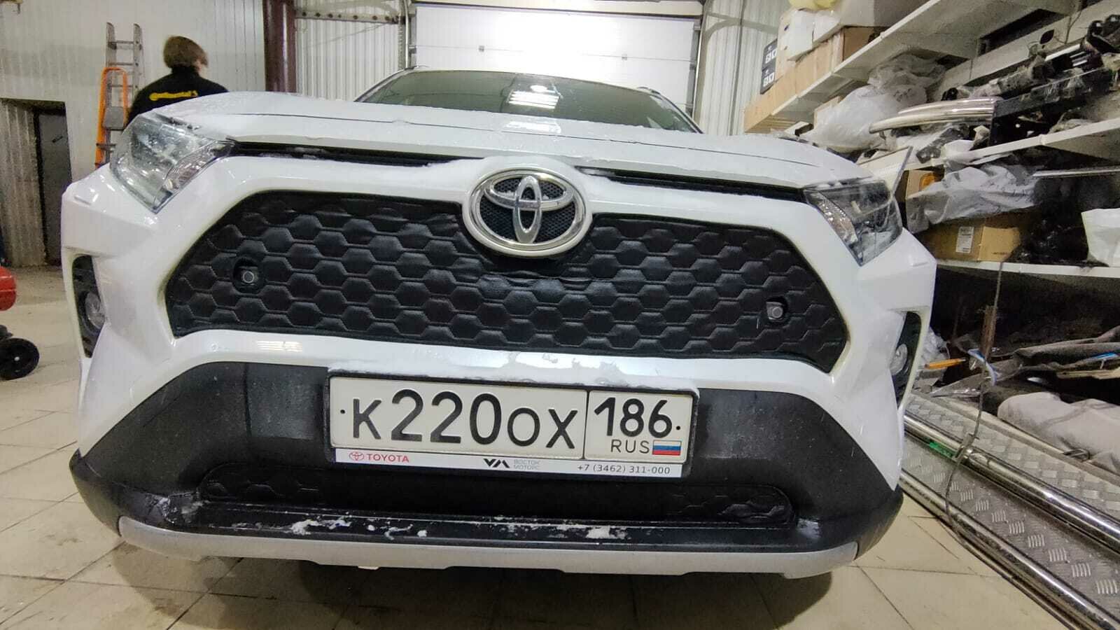 Утеплитель радиатора Экономия топлива Toyota RAV4 Тойота Рав 4 (2018-2024) парктроники Без камеры