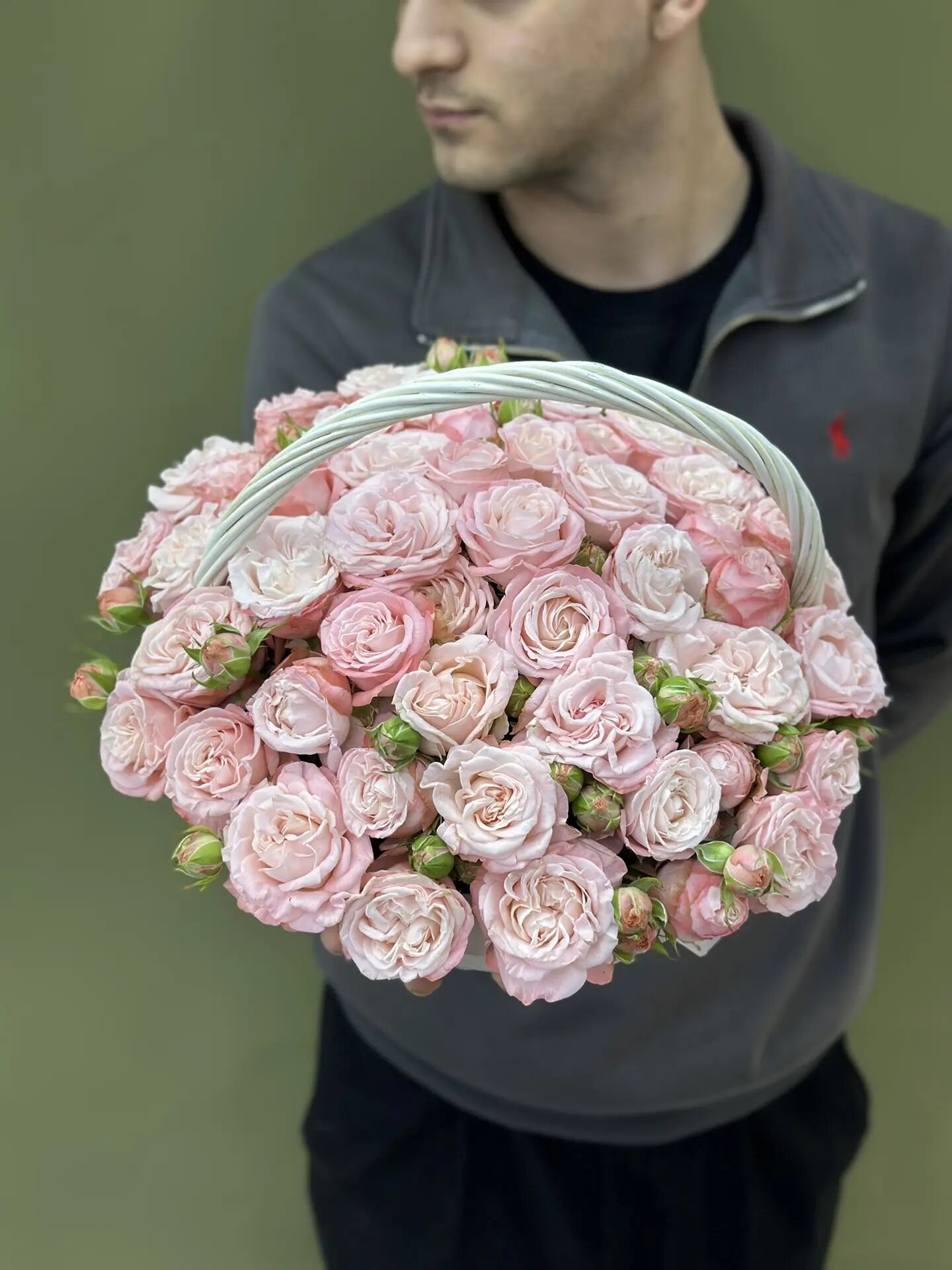 «Бархатный квартет»: 9 веток спрей-роз в плетёном лукошке – Blooming Bliss купить с доставкой