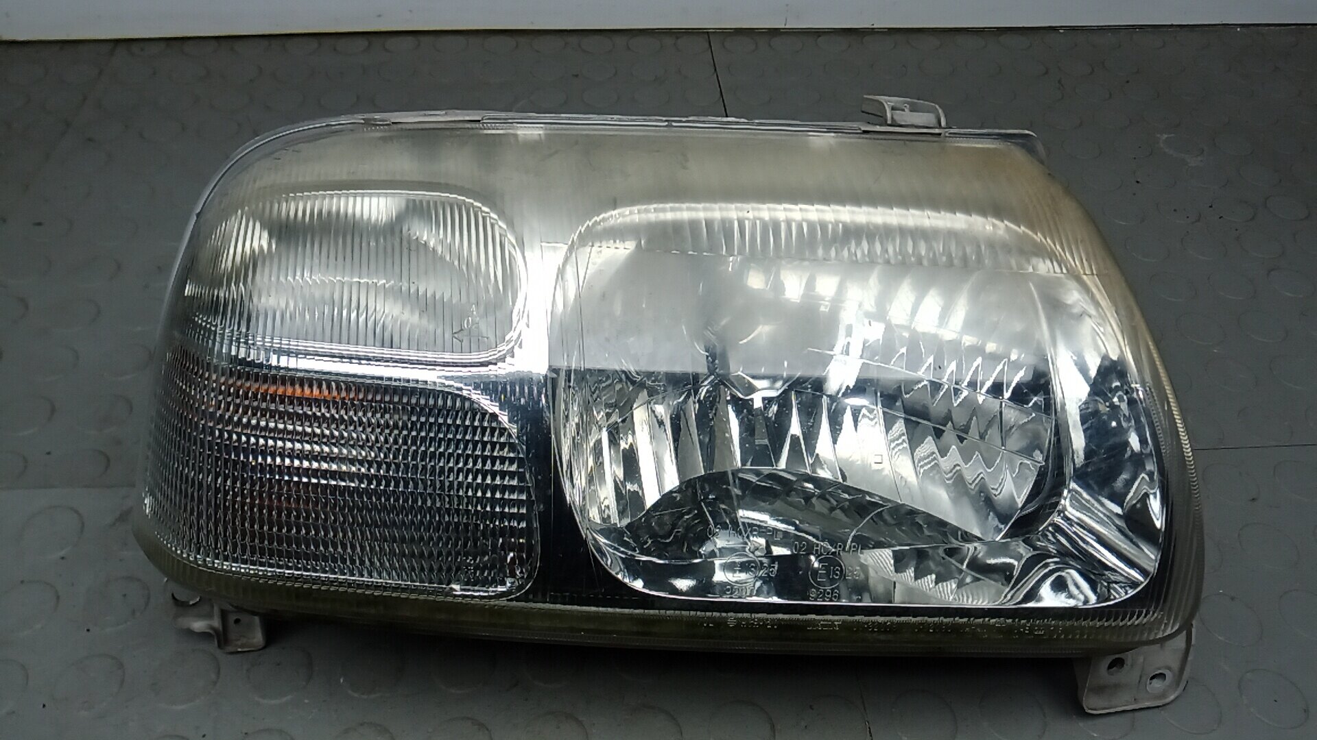 Фара правая SUZUKI GRAND VITARA 1