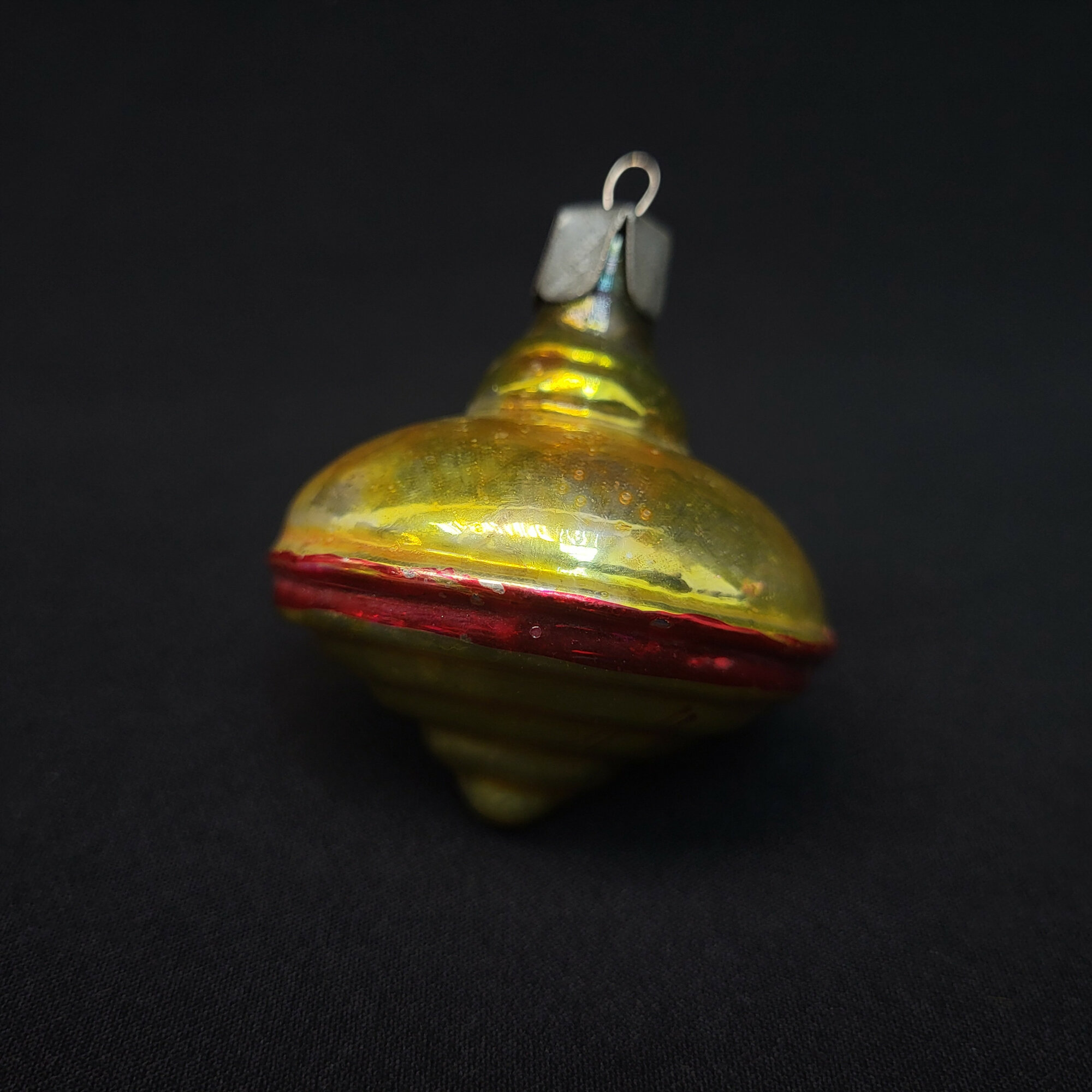 Елочная игрушка винтажная, СССР. Стекло, подвеска юла с красной полосой, золотистая