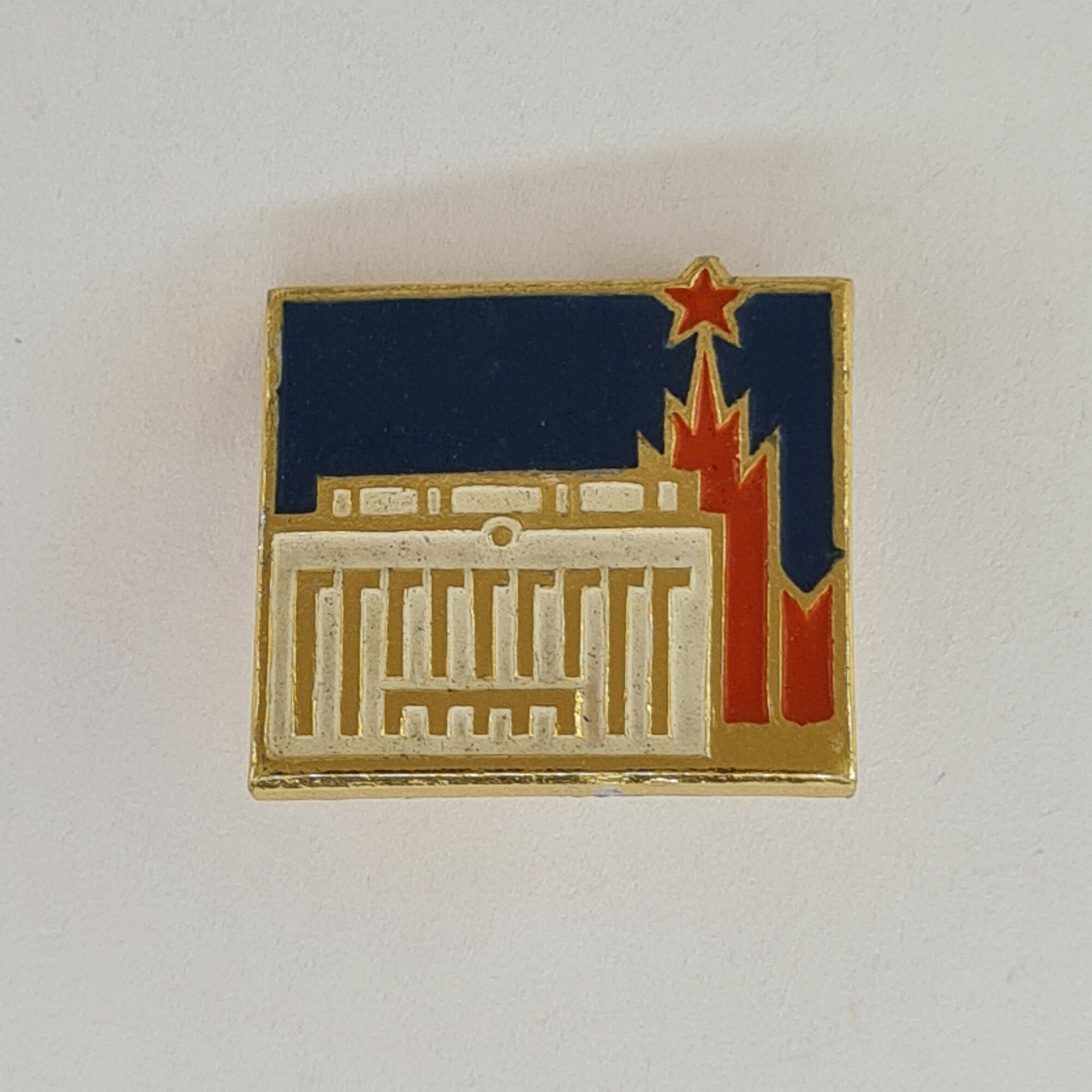 Значок СССР. Здание и звезда, архитектура. Винтажный значек.