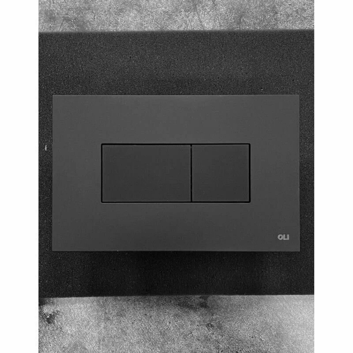 Панель смыва Oli "Karisma" 641015, черная, soft-touch, пневматика